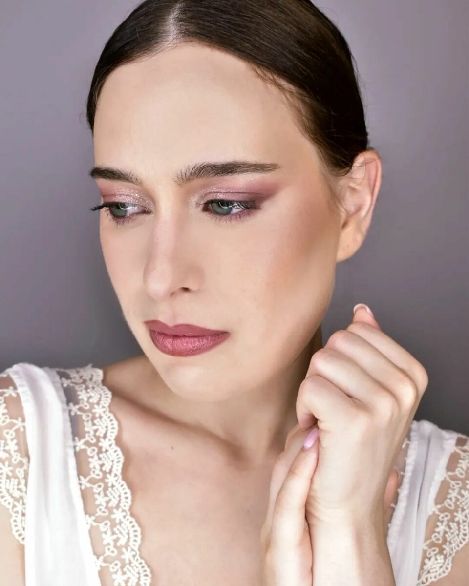 40 Rose Gold Makeup Ideas To Make You Stop And Smell The Rosé