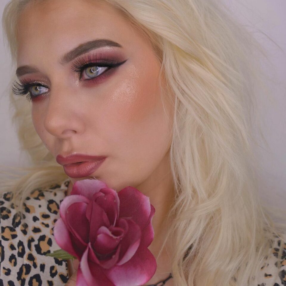 40 Rose Gold Makeup Ideas To Make You Stop And Smell The Rosé