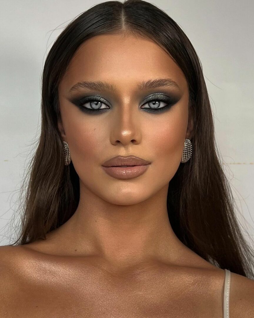 35 Stunning Makeup Ideas to Wear With a Black Dress
