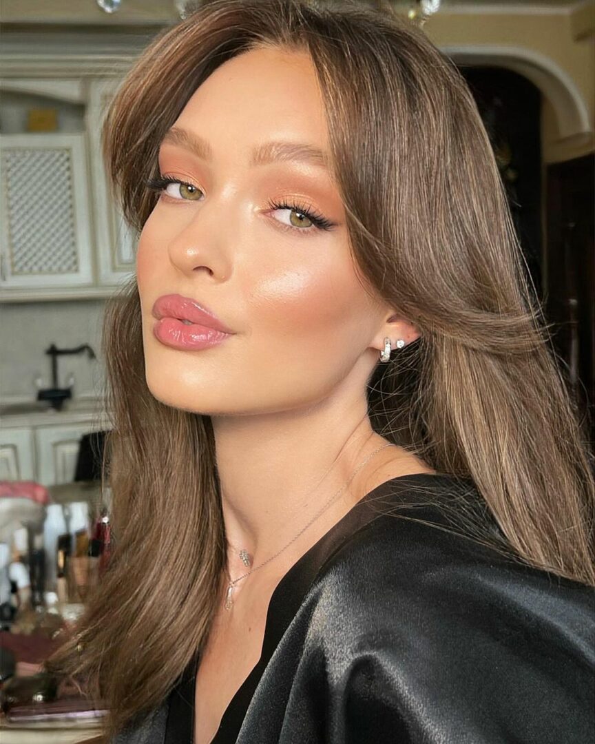 35 Stunning Makeup Ideas to Wear With a Black Dress