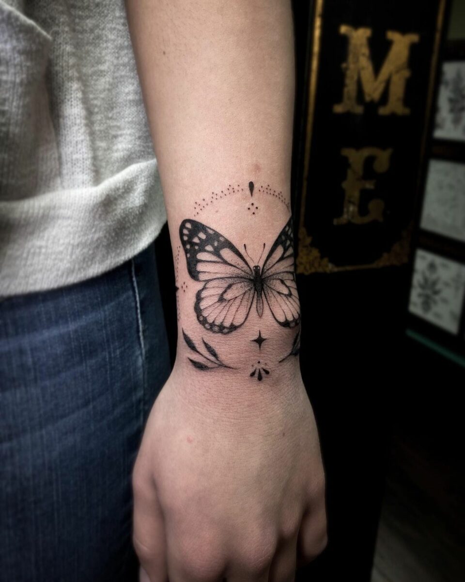 19 Gorgeous Monarch Butterfly Tattoos That Celebrate Change