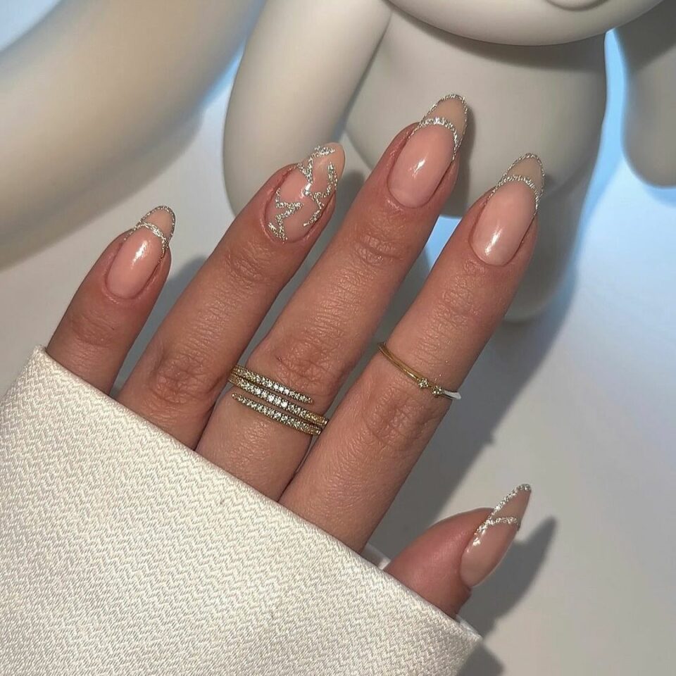 28 Sparkling Holiday Nails That Will Steal the Spotlight